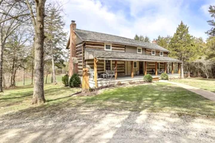 Hidden Lake Log Cabin: Fishing, Fire Pit, Hiking - New Haven, MO