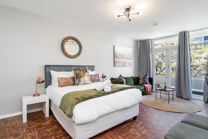 Couple's Getaway - Budget Studio - Balcony + Pool - Cape Town