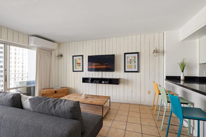 Ocean Front Condo With Stunning Views - Honolulu, HI