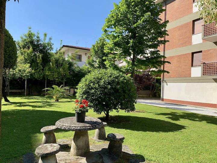 Apartment 3 Rooms Furnished With Taste, 55/60mq, Kitchenette/living Room And One Sofa Beds, Matrimonial Bedroom, Double Bedroom, Bathroom.<br>included Of:<br>tv <Br><b>washing Machine <B> <Br><b>balcony Or Small Garden <B><br>parking Facilities Nearby<br - Carrara