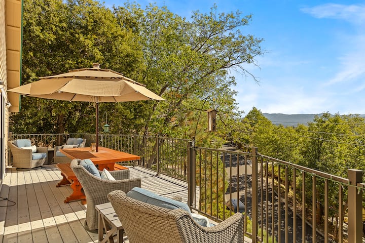 Bearfoot Lodge - Family Retreat W/game Room & Deck - Lake Arrowhead, CA