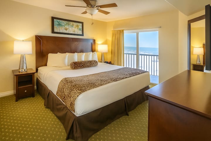 Convenient Location! Free Parking, Onsite Pool - St. Pete Beach, FL