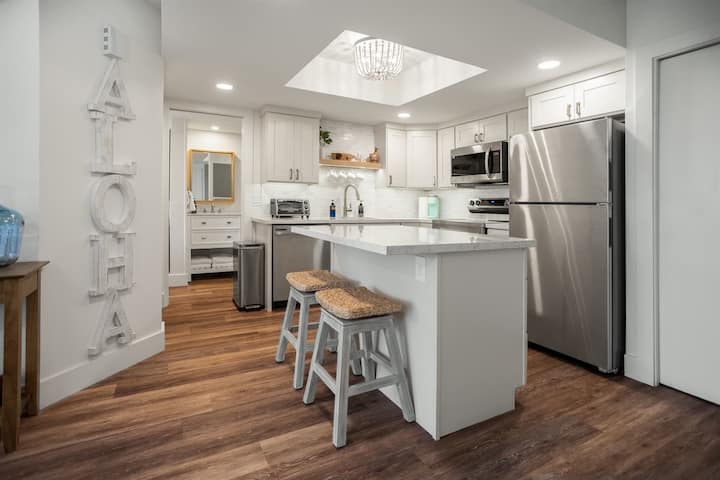 Beach Escape - Walk To Sand, Shops & Dining + Pool - Maui