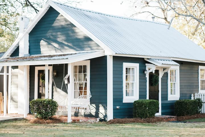 Millbrook Cottage With Pool | Near Capitol - Crescent Lake, Millbrook