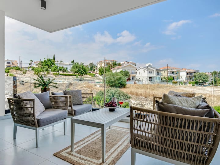Sanders Elgio - Pleasant 2-bdr Apt W Balcony - Като Полемидия