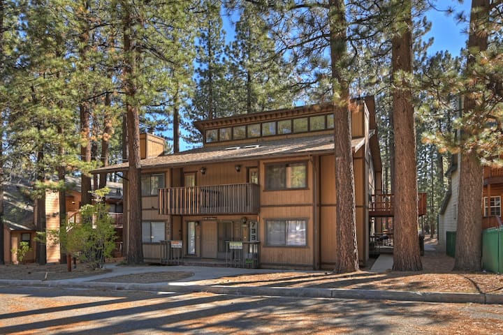 Summit Run By Destination Big Bear: Walking Distance To Snow Summit! Close To The Lake! Minutes From The Village! - Big Bear Lake, CA