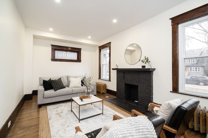 Newly Renovated 4 Bedroom Home W/ Parking! - Winnipeg