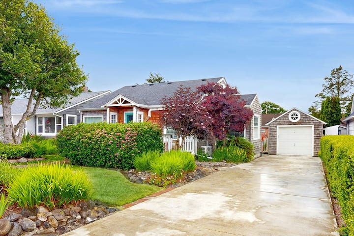 Updated 2br Dog Friendly | Fireplace | Deck - Seaside, OR