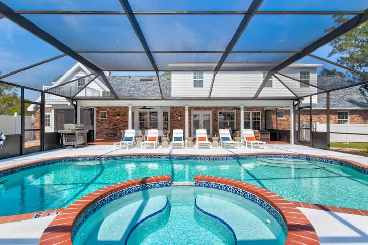 Luxe Escape: Fire Pit, Pool, Golf Near Ami & Img - Bradenton, FL