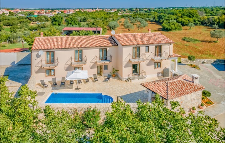 6 Bedroom Cozy Home In Galizana - Peroj