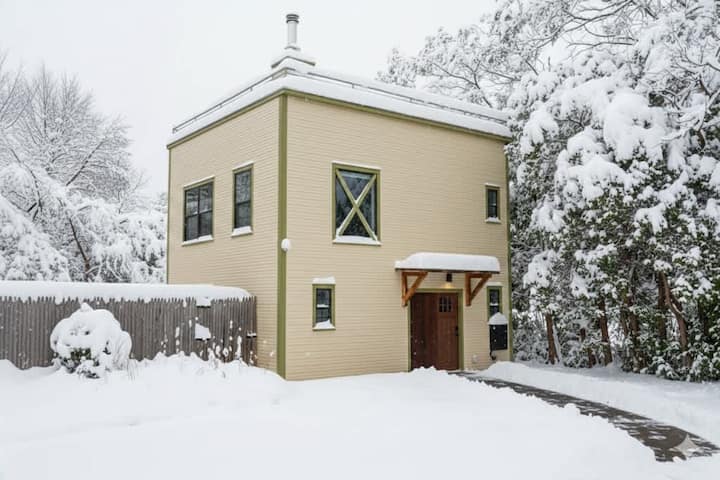 New Modern Home W/ Parking Soaking Tub, Ev Charger - Burlington, VT