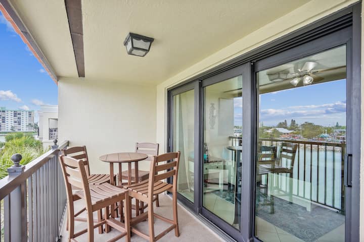 Land's End 405 Building 3 Enjoy Stunning Bay Views - Treasure Island, FL