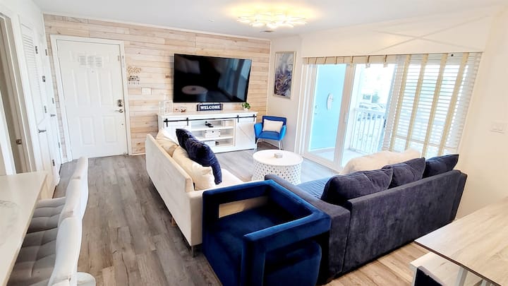 Private Beach Access 3 Bedrooms - Sleeps 10! - Destin, FL