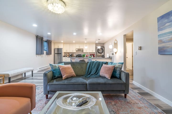 Queen Anne Gem | 2br Near Climate Pledge Arena - Shoreline, WA