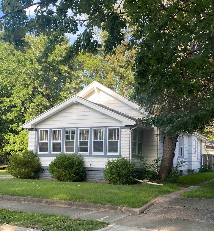 Charming Bungalow, Sleeps 6, Pet Friendly - Terre Haute, IN