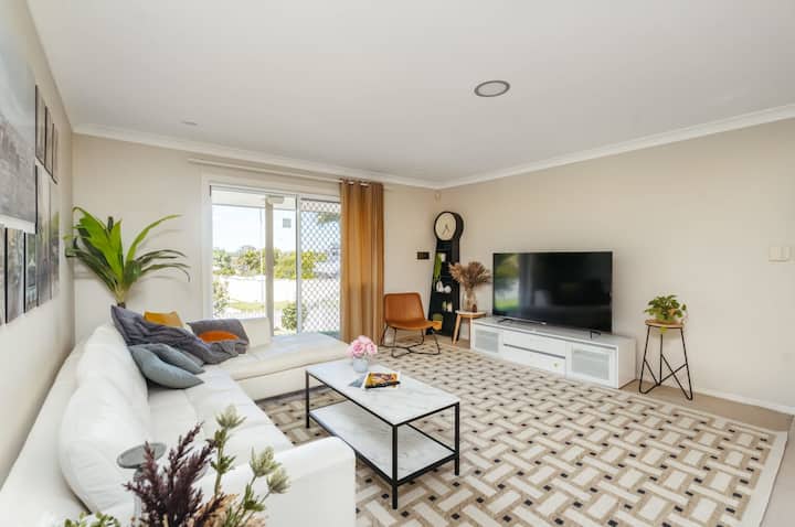 Spacious  Newly Redecorated 5bd Family Home - Brisbane