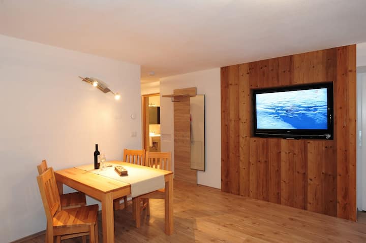 Ferienwohnung "Steinhaus L" Mit Bergblick, Gemeinschaftspool Und Wlan - Rein