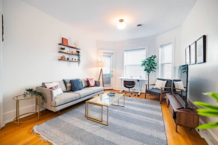 Classic 2/1 Apt Near Villages | Free Parking - 디트로이트