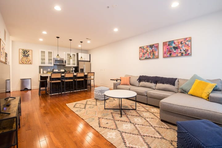 Cozy & Stylish 3br/3bth +Private Parking! Sleeps 7 - Philadelphia, PA