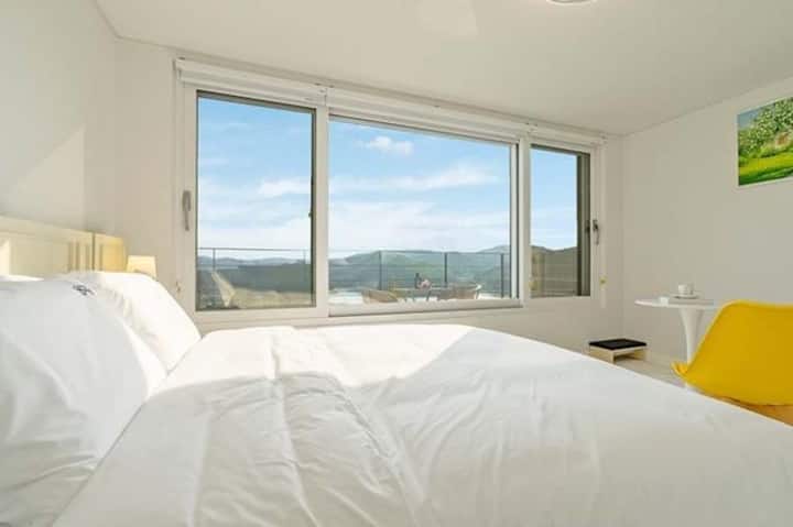 프라이빗 감성숙소 객실, 비읍(찬물수영장) - Gyeongju-si