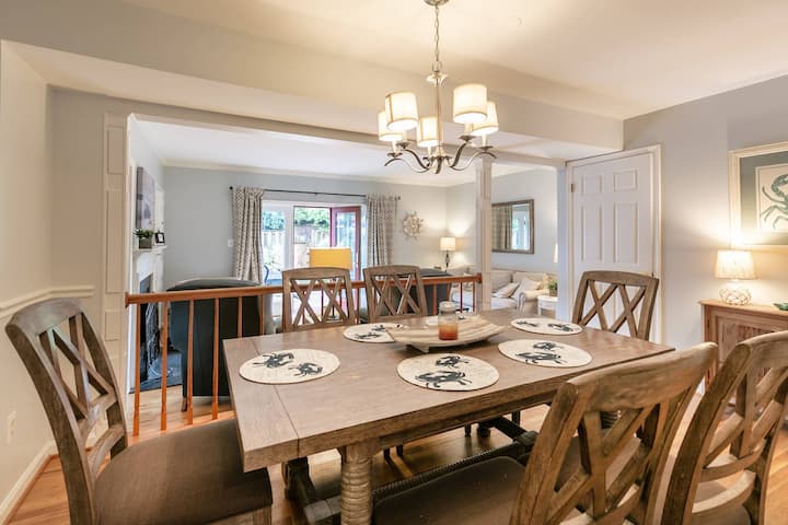 Gather, Relax & Explore  Townhome 1 Block From State Capitol Building With Backyard & Parking - Annapolis