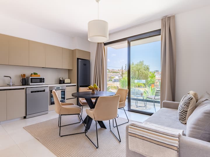 Sanders Only - Enchanting Studio With Balcony - Limassol