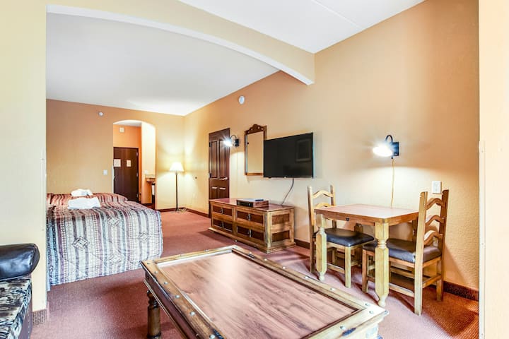 Comfortable Studio 2nd-floor | Balcony - Wisconsin Dells, WI