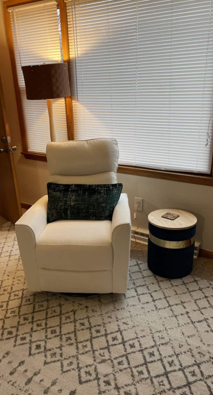 Stylish & Cozy Apt-self Check-in & Free Parking - Appleton, WI