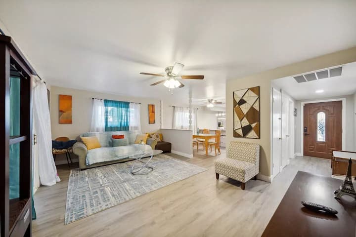 Mountain Views | King Bed | Pet-friendly - Santa Clarita, CA