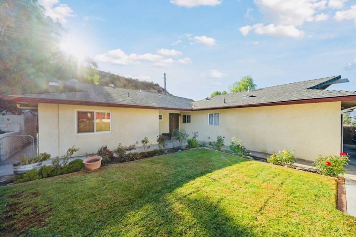 Mountain Views | King Bed | Pet-friendly - Santa Clarita, CA
