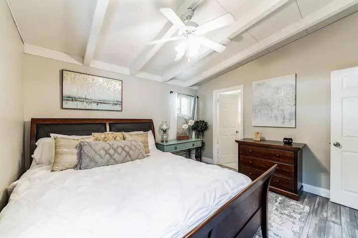 Ideal Vacation Home Near Six Flags Self Check-in - Santa Clarita, CA