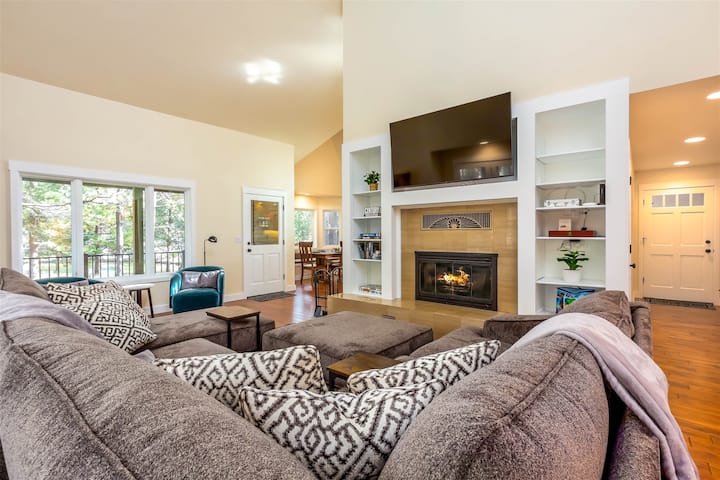 Spacious Mt. Bachelor Retreat W/ Hot Tub + Pets Ok - Sunriver, OR