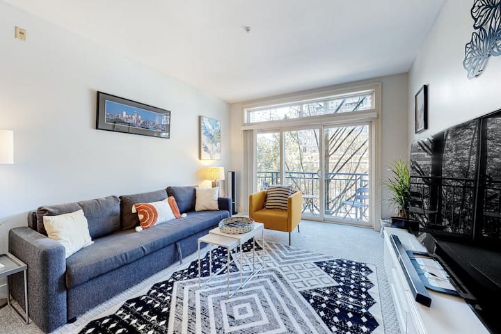 Stylish Belltown Court Gem | Pool, Hot Tub, Sauna, Parking & Rooftop Deck - Seattle