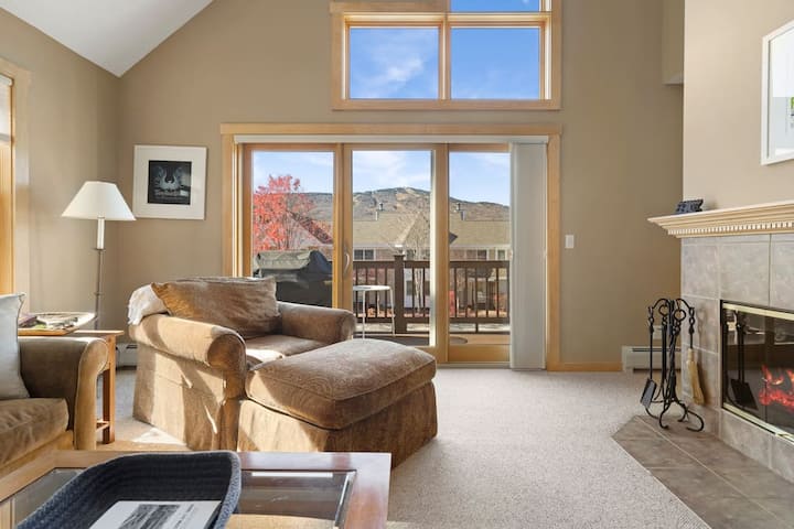 Summit View Townhouse 1mi To Mt Snow W/ Fireplace! - Mount Snow, VT