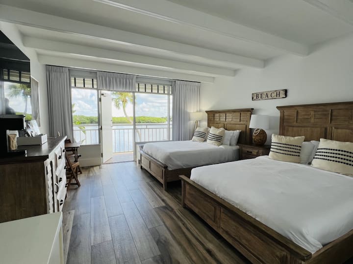 U215- 1 Min Walk To Beach, Restaurants, Pools, Gym - Bahia Beach, Ruskin