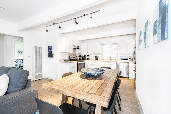 Back Cottage W/ Large Patio! 1 House To The Beach - Newport Beach, CA