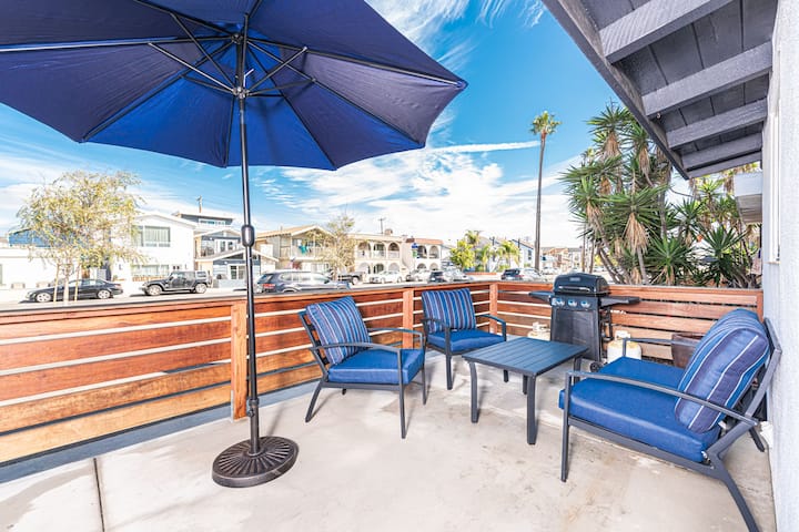 Front Cottage W/ Large Patio! 1 House To The Beach - Newport Beach, CA
