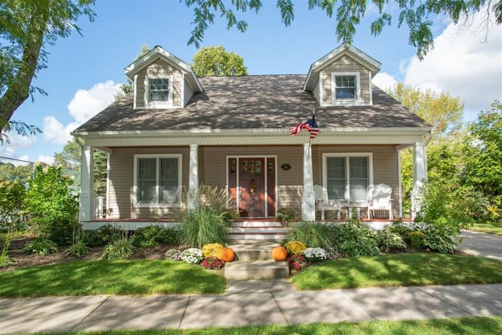 Steps To The Beach, Cape Cod Style Home - South Haven, MI
