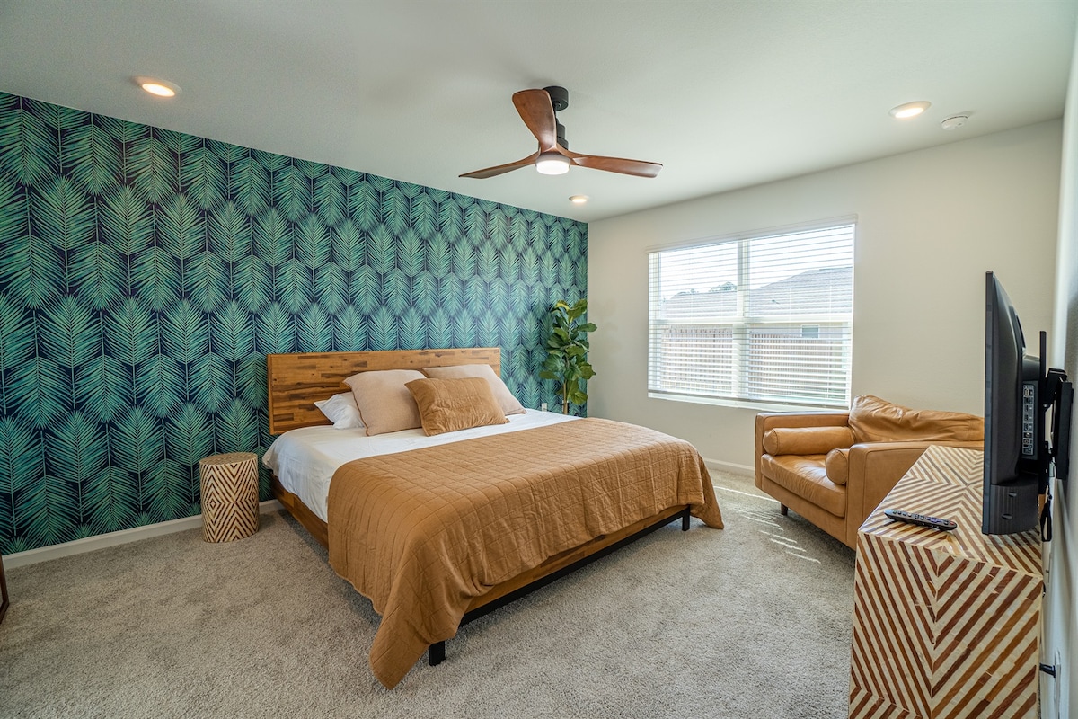 Modern Home Fenced Yard Sleeps 10 | 5mi beach, owa - Houses for Rent in ...