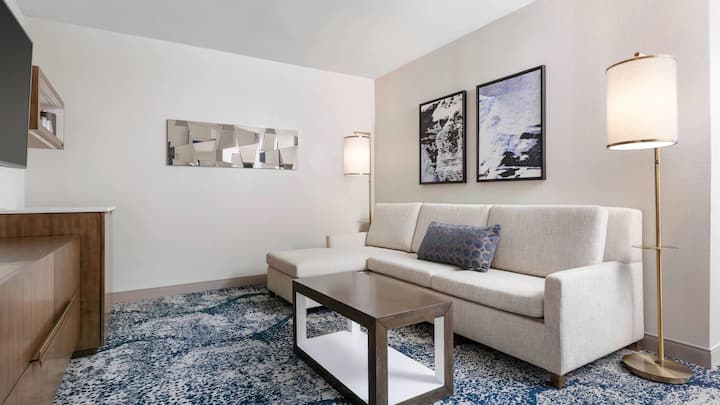 Relax And Recharge! 3 Sleek Units, Onsite Pool - Virginia Beach, VA
