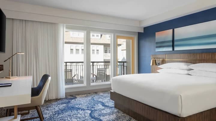 Relax And Recharge! 3 Sleek Units, Onsite Pool - Virginia Beach, VA