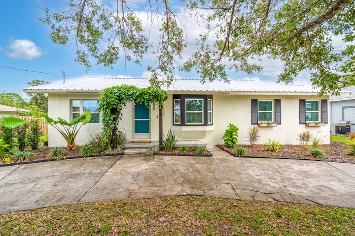 Lakeview Oasis - 4bd/2ba Overlooking The Lake! - Sarasota, FL