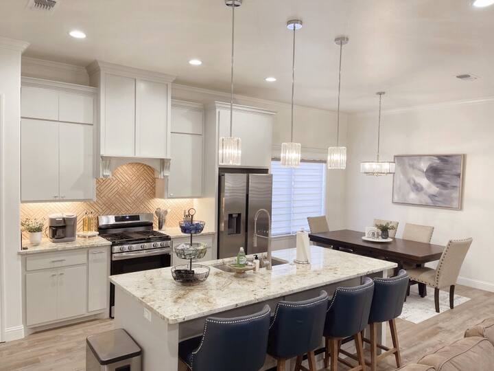 Upscale In Uptown West 4/2/2 - 러벅