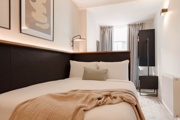 Sonder The Earl | Double Room W/ Desk - Dublin