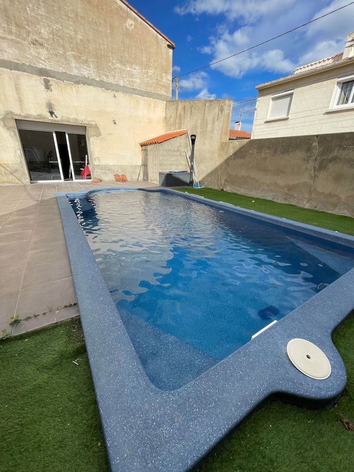 Spacieuse Villa Au Village De St Cyprien Pour 15 P - Perpignan