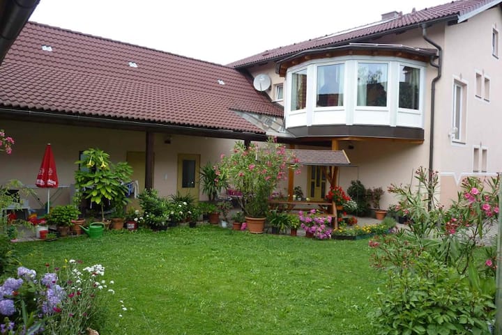 Ferienwohnung (80qm) Mit Großer Wohnküche (Gertis Blumenhof Privatzimmer, Ferienwohnung) - Weitra