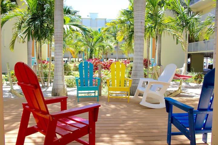 Prime Location! 4 Relaxing Units, Free Parking - Treasure Island, FL