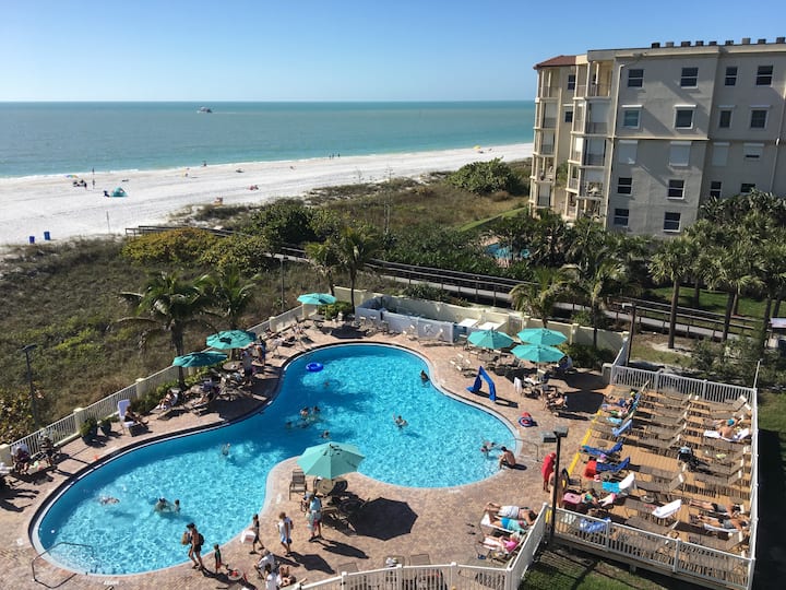 Family Getaway! 2 Units W/ Full Kitchens, Pool! - Treasure Island, FL