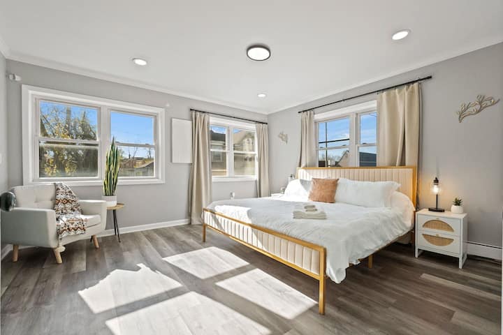 Apt W/king Bed, Free Parking, By Electric Works! - Fort Wayne, IN