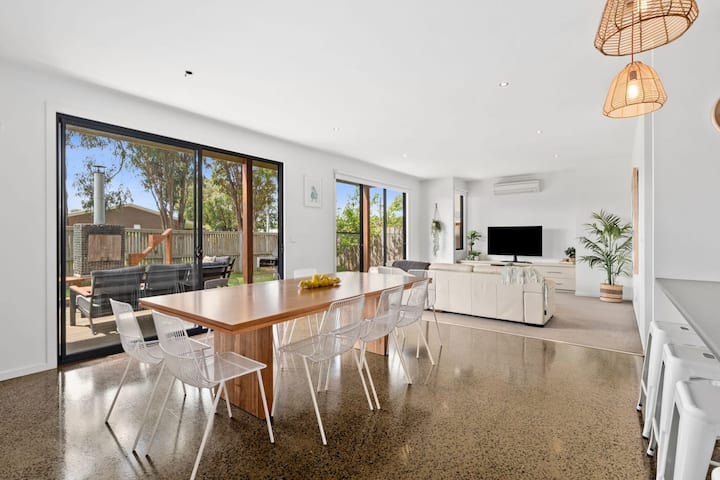 Coastal Oasis: Barwon Heads Pet-friendly Getaway - Geelong